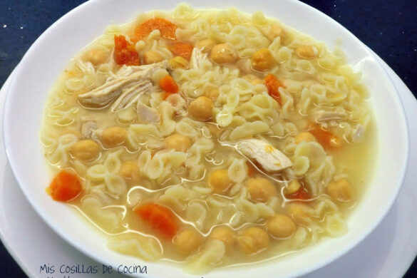 Sopa torrada amb mandonguilles (Sopa de pan tostado con albóndigas ...